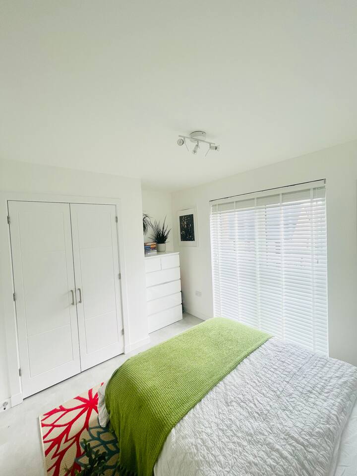 Clean, Fresh And Organised Space - Queensferry