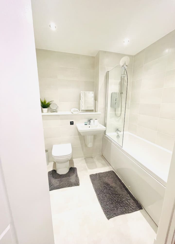 Clean And Tidy Room. - Edinburgh Airport (EDI)