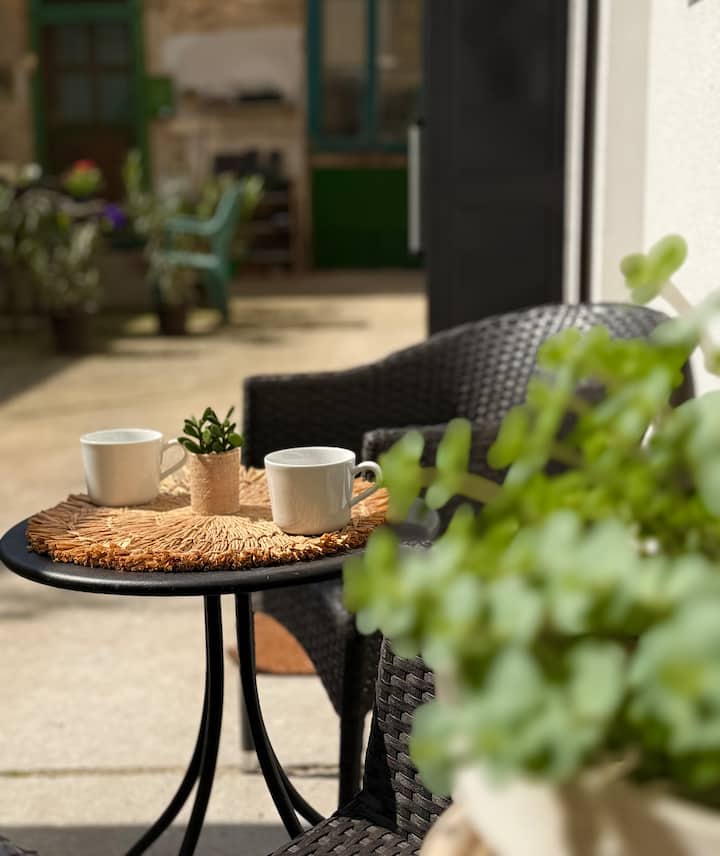 Spring Breeze: Bbb Parkside Studio - Budapest