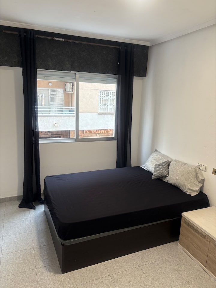 Amplia Habitación - Torrevieja
