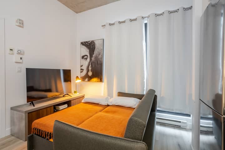 Elegant 1br Retreat | Chic Stay In Old Port - Montréal, QC