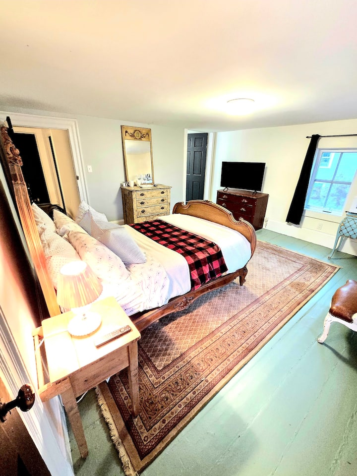 R.r. Gale Antiques & Bnb.  

The Rococo Suite - St. Andrews