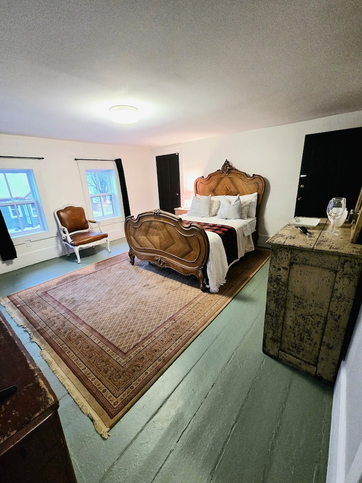 R.r. Gale Antiques & Bnb.
The Rococo Suite - St. Andrews