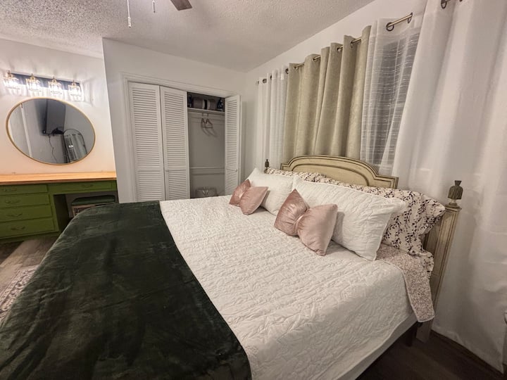Sweet Room, King Bd/shared Bath - El Paso, TX