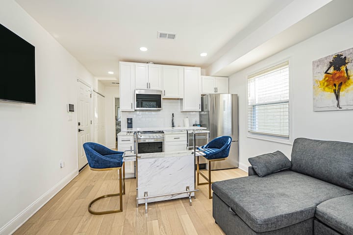 Sunny, Centrally Located, W/ Parking & Alexa - Largo, MD