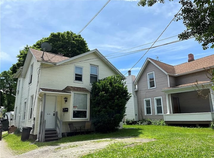 Safe & Cute Upstairs Apartment - Erie, PA