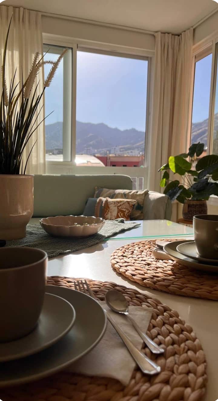 Bright Apt & Mountain Views - Beach 15 Min Walking - ベナルマデナ