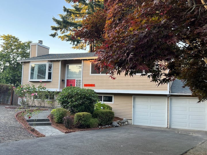 Luxury Furnished Home With Spacious Yard & Sunroom - Woodinville, WA