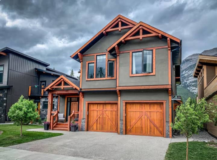 Peaks & Pines Lodge - Canmore