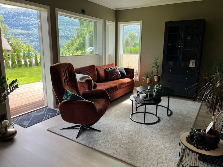 Fin Leilighet, Stort Uteområde. - Loen