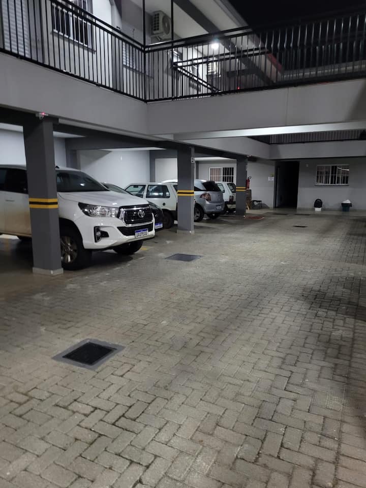 Apto 3 Solteiros Com Ar  Cond. - Maringá