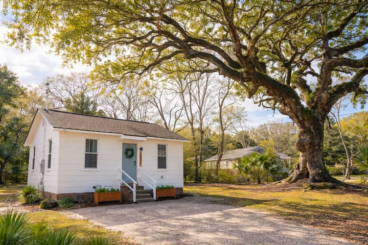 Charming Charleston Cottage Under Grand Oak Tree - Charleston, SC