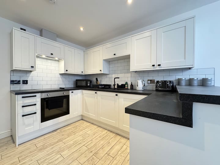 Modern 2 Bedroom Apartment | Near Hospital & Races - Doncaster