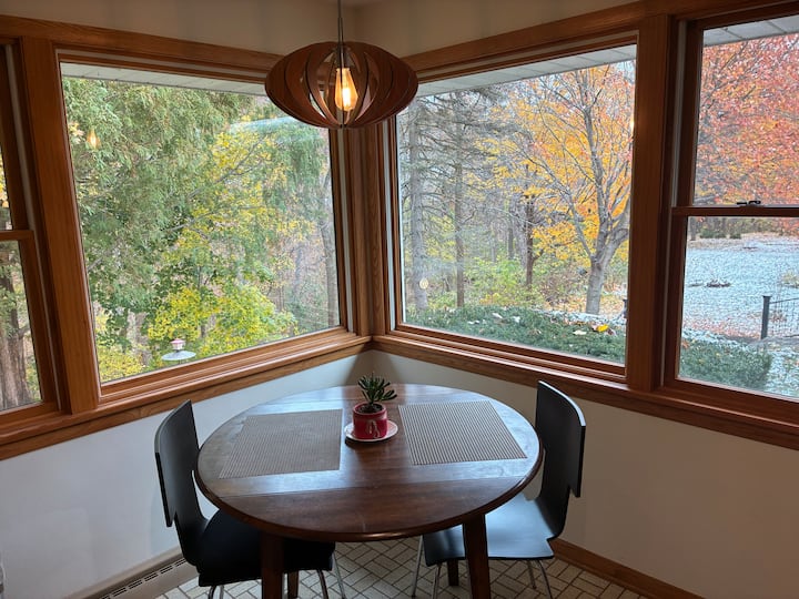 Peaceful Tree House Retreat - Waukegan, IL