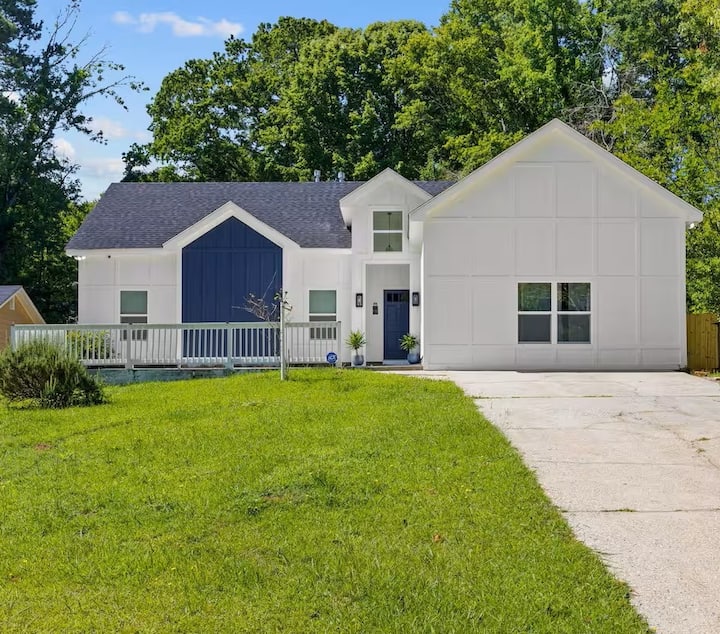 Entire Home: Hot Tub & Arcade Game Bedroom - Riverdale, GA