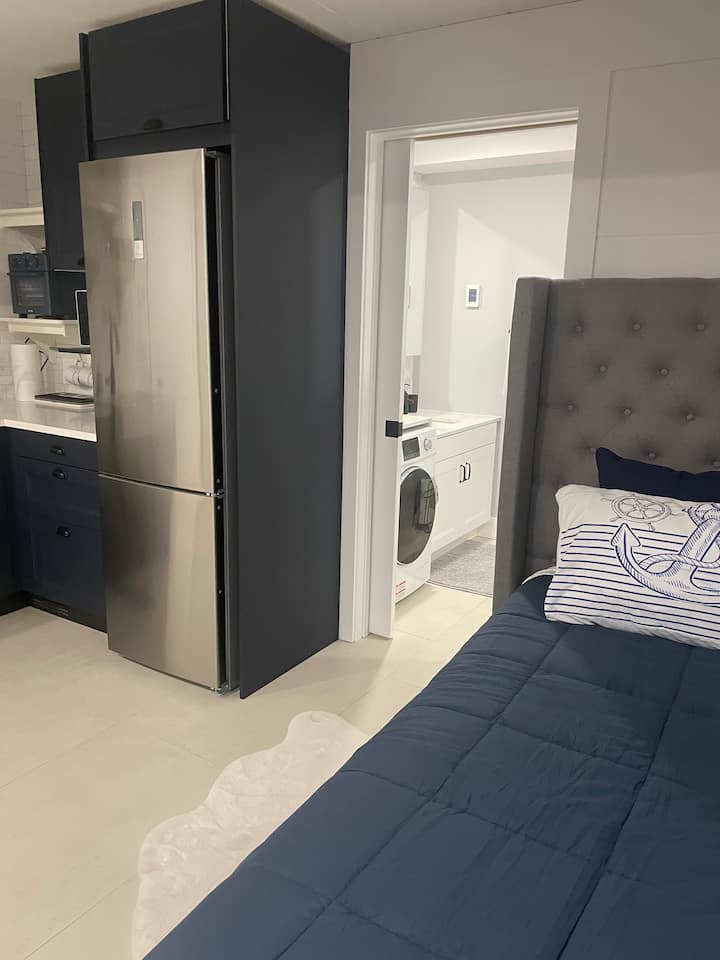 The Tiny Navy Blue Studio - Mount Seymour