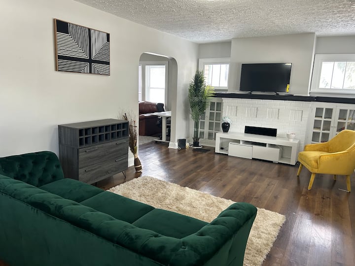 Cozy Stay Near Osu & Downtown - 콜럼버스
