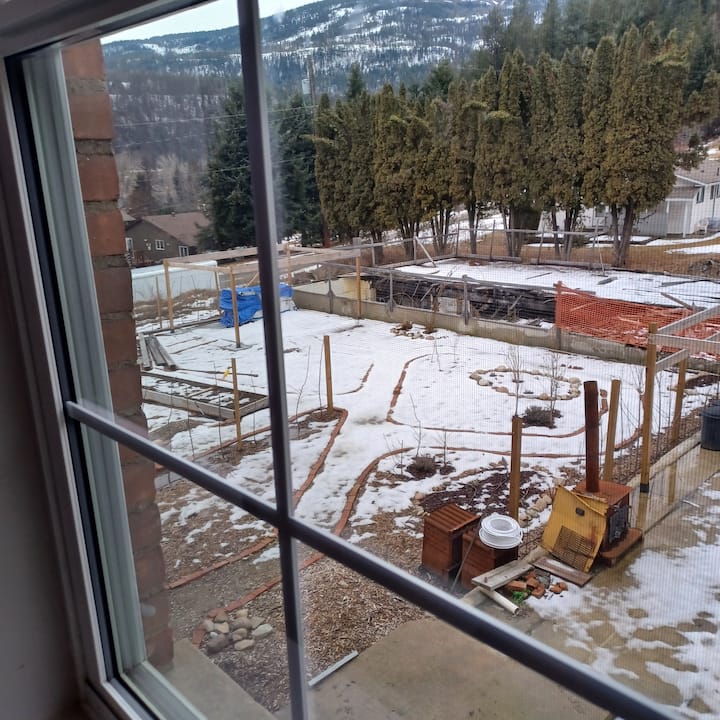 Raspberry Lodge Upstairs Yard - Castlegar