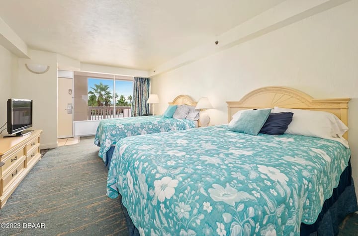 Beautiful Oceanfront 1 Bedroom! - Daytona Beach, FL