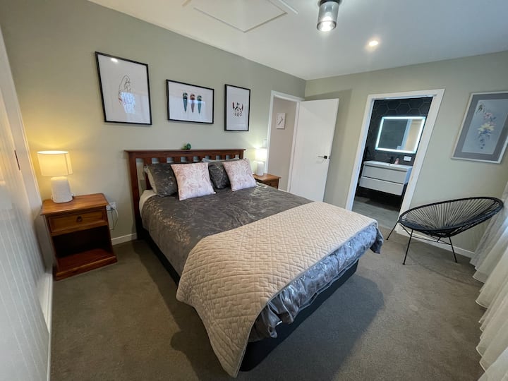 Modern Comfort Away From Home - Ōhau