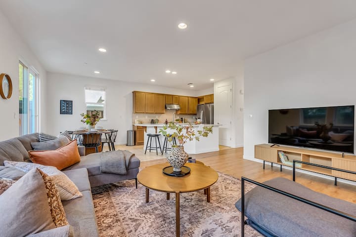 Modern Room Near Tech Hub And Hospital In San Jose - San Jose, CA