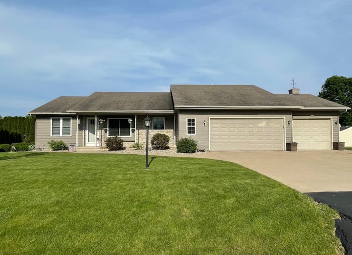 West Side Ranch. 3 Bedrooms. 2 Bath - Oshkosh, WI