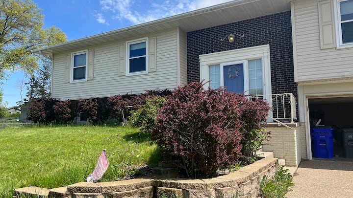 Refresh And Relax Like At Home Split Foyer Upstair - Cedar Rapids, IA
