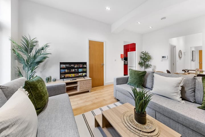 Modern 2 Bed Flat | Near Station | Private Garden - London
