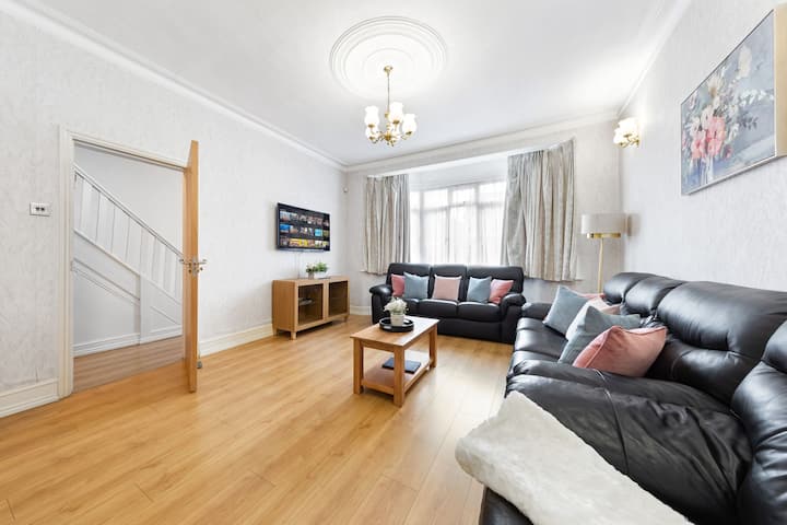Grove House | Hendon | Free Parking | Near Station - London