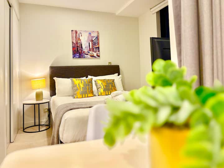 High Level | 1 Min To Sky Tower | Balcony Pool Gym - Auckland