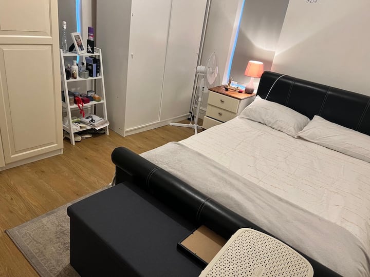 Large Bedroom In A Shared House. - Luton
