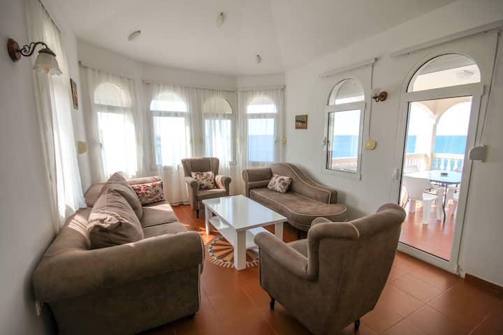 3-bedroom Apt, Private Beach And Pool - Montenegro