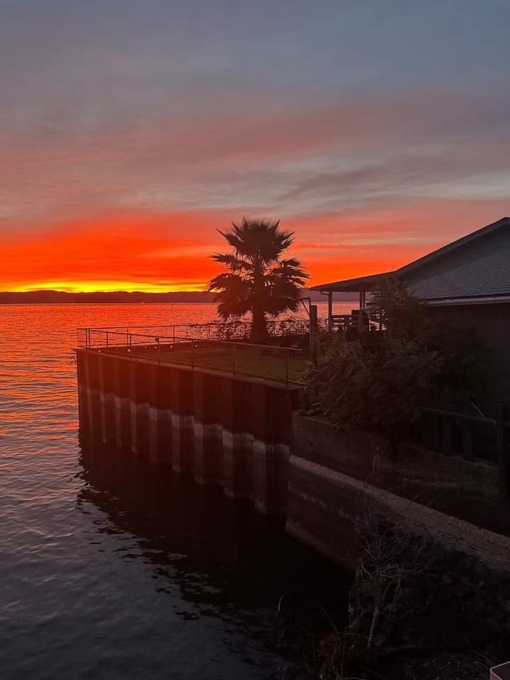 Cozy Lakefront Home With Amazing Lake Views - 나이스