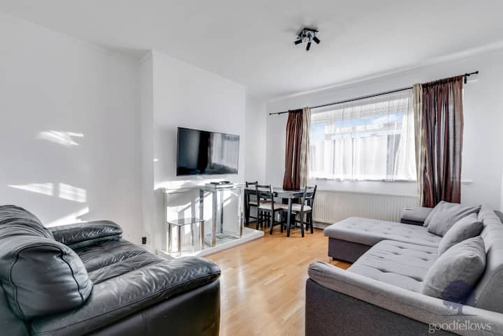 2 Bed Flat In Mitcham, Sleep 6. Easy London Access - Epsom