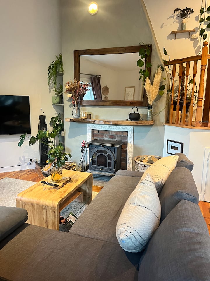 Cozy Fairytale Farmstead In The Garden Of Ireland - 위클로