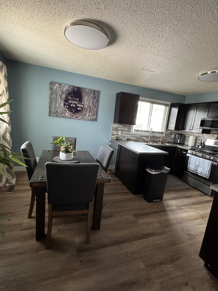 Nestled Niche 2 Br Main Floor House - Lethbridge