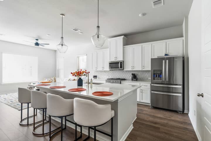 Modern & Cozy Shared Stay In Dallas! - Dallas, TX