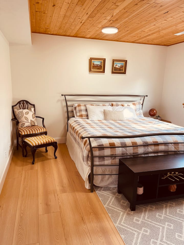 Garden Level Private Bedroom - Sechelt