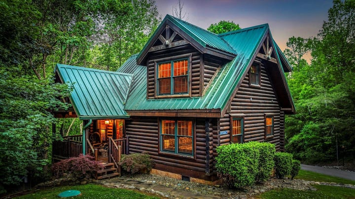 Affordable Hot Tub, Cozy | Close To It All - Gatlinburg, TN