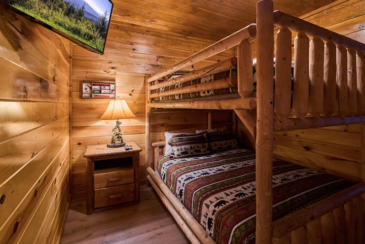 Budget-friendly | Theater Room, Hot Tub, Gameroom - Gatlinburg, TN