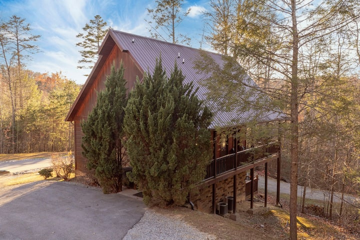 Basswood Lodge: Theater, Gameroom, Hot Tub, Sauna - Sevierville, TN