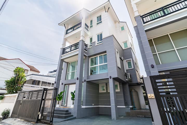 Modern Townhouse City Center  4 Floors 13 Guests - Bangkok