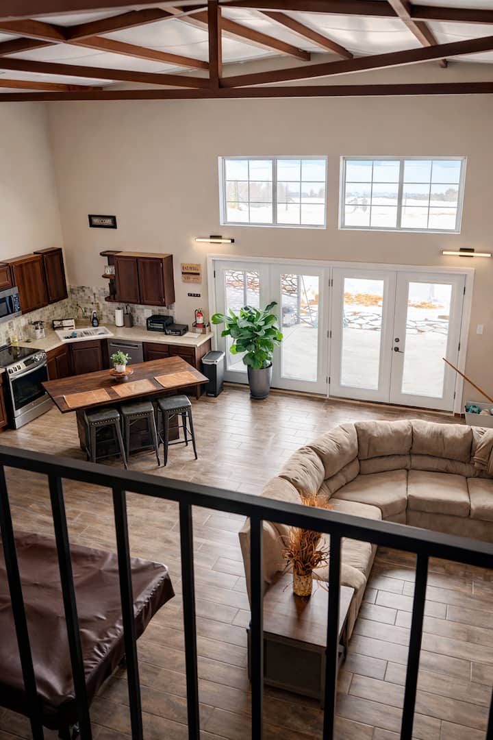 Apache’s Retreat W/ Hot Tub & Pool Table - Las Cruces, NM