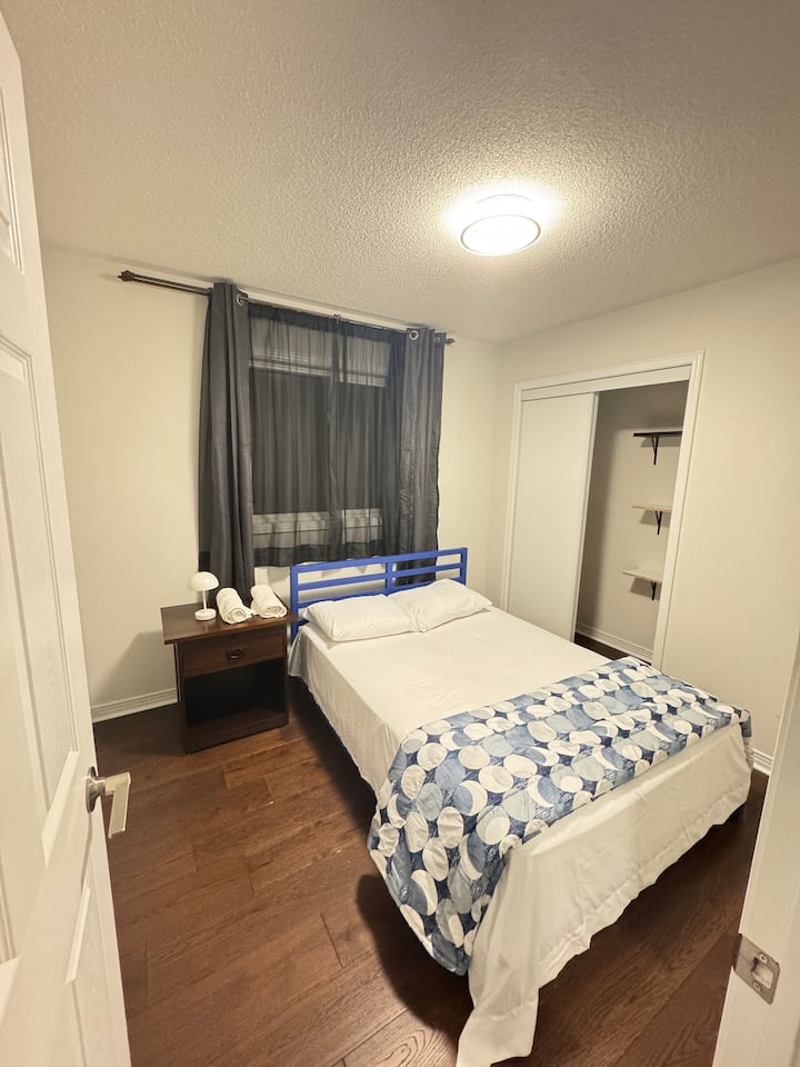Gorgeouse Comfy Bedroom - Toronto