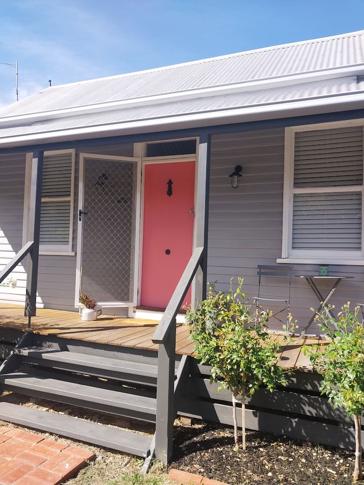 Lavender Cottage - Close Enough To Walk Into Town - Ballarat