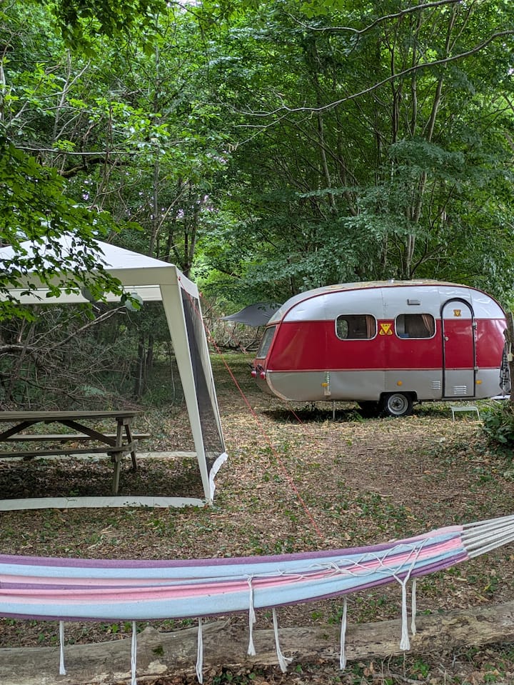 Coole Boomtent Met Retro Caravan - Auvergne