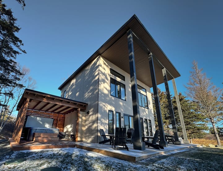 Modern Beach House | Walk To Beach | Hot Tub - Liverpool, NS, Canada