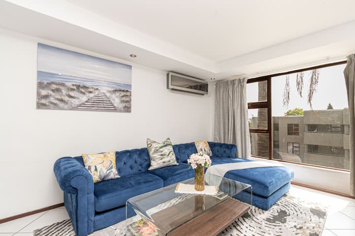 Modern Sandton City Central With Balcony - Sandton