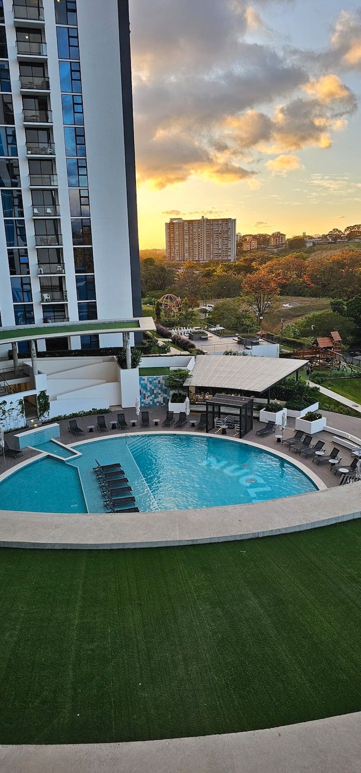 Sky Bliss 2bed In Sabana With View+pool+a/c - San José
