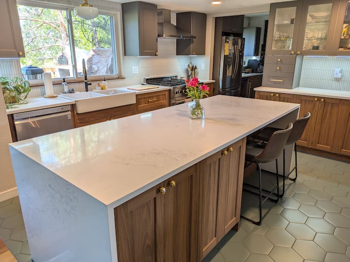 Luxury Red Rocks Stay & Near Ski | Hot Tub & Fire - Lakewood, CO